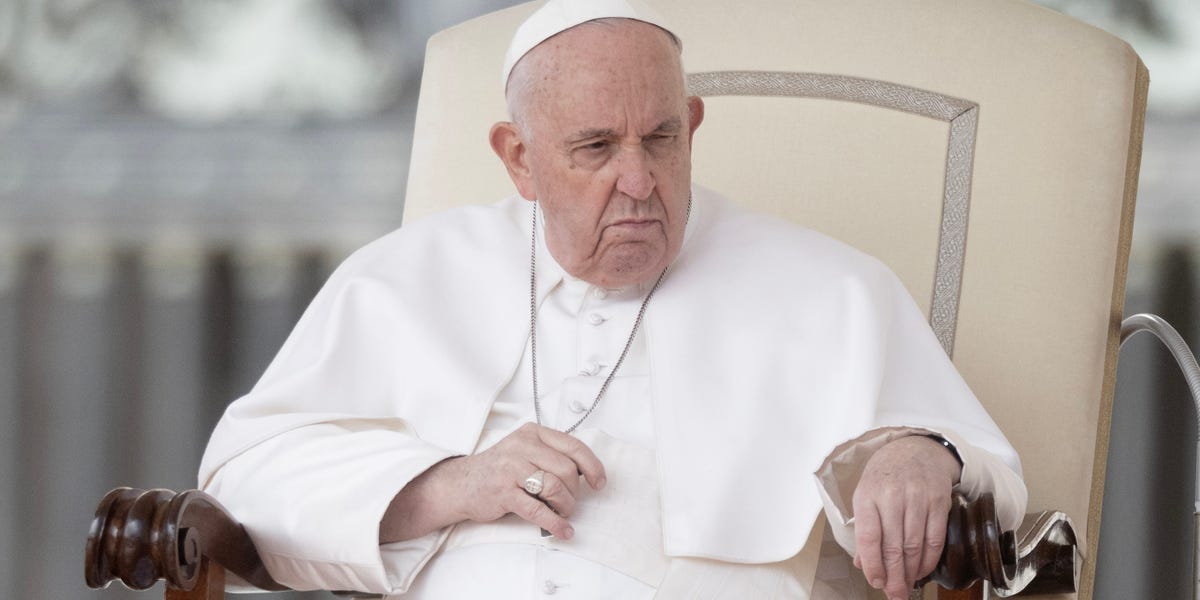 The guy behind the viral fake photo of the Pope in a puffy coat says ...